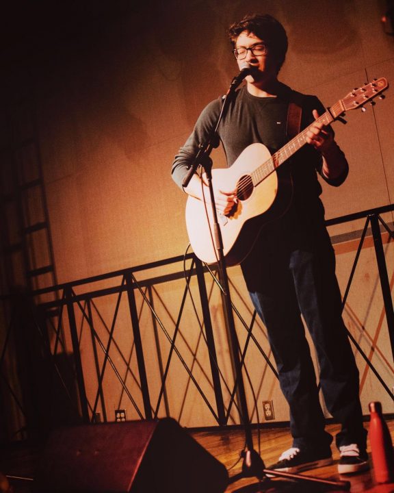 Pramuk正在发展自己的身份，并与一位新的EP“寻回犬”分享